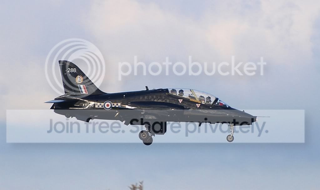 19 Sqdn Hawk Emergency Landing PIK 22.10.09 - FighterControl